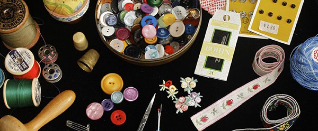 Cómo coser botones con tu máquina de coser | MundoCosturas